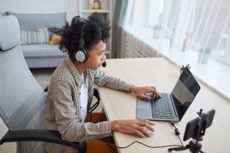 How to Handle Screen Time with Your Child with Autism - LEARN Behavioral